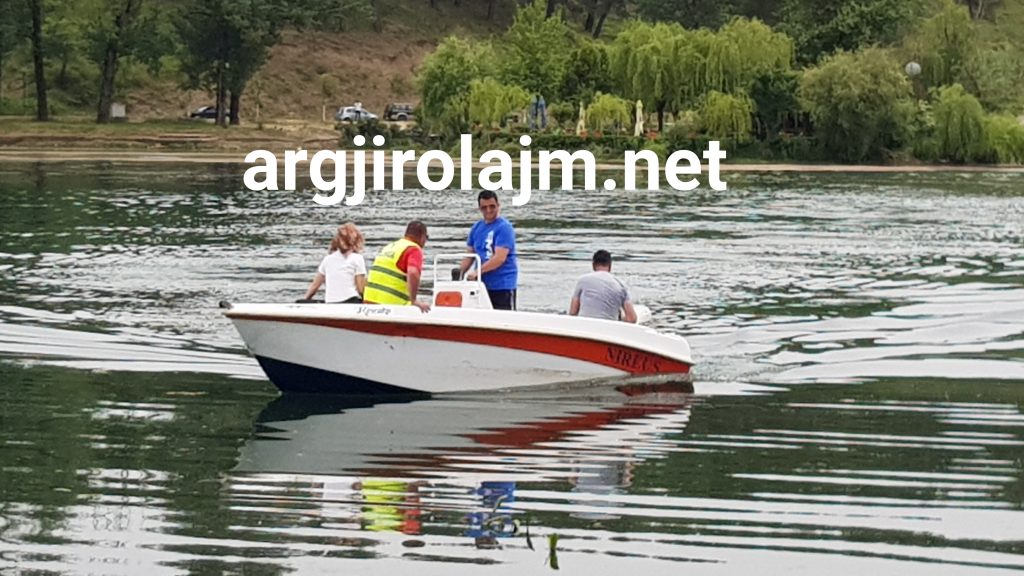 Kryetari i Bashkisë Gjirokastër si 'skafist' në Liqenin e Viroit (VIDEO)