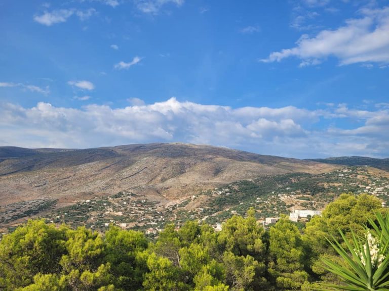 Konispoli i mbathur me heshtje dhe i veshur me histori baladash